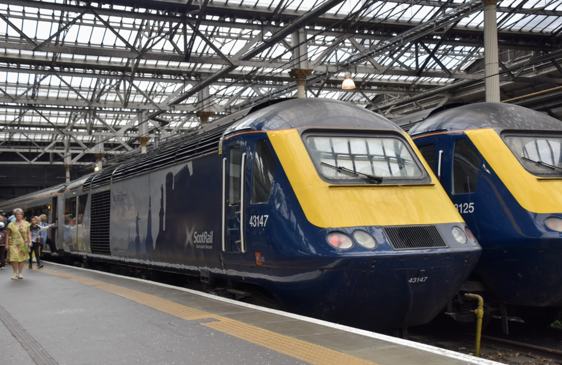 Photo of 43147 and 43125 at Edinburgh — trainlogger