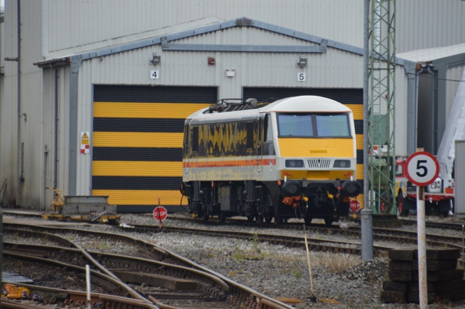 Photo of 90001 at Crewe TMD — trainlogger