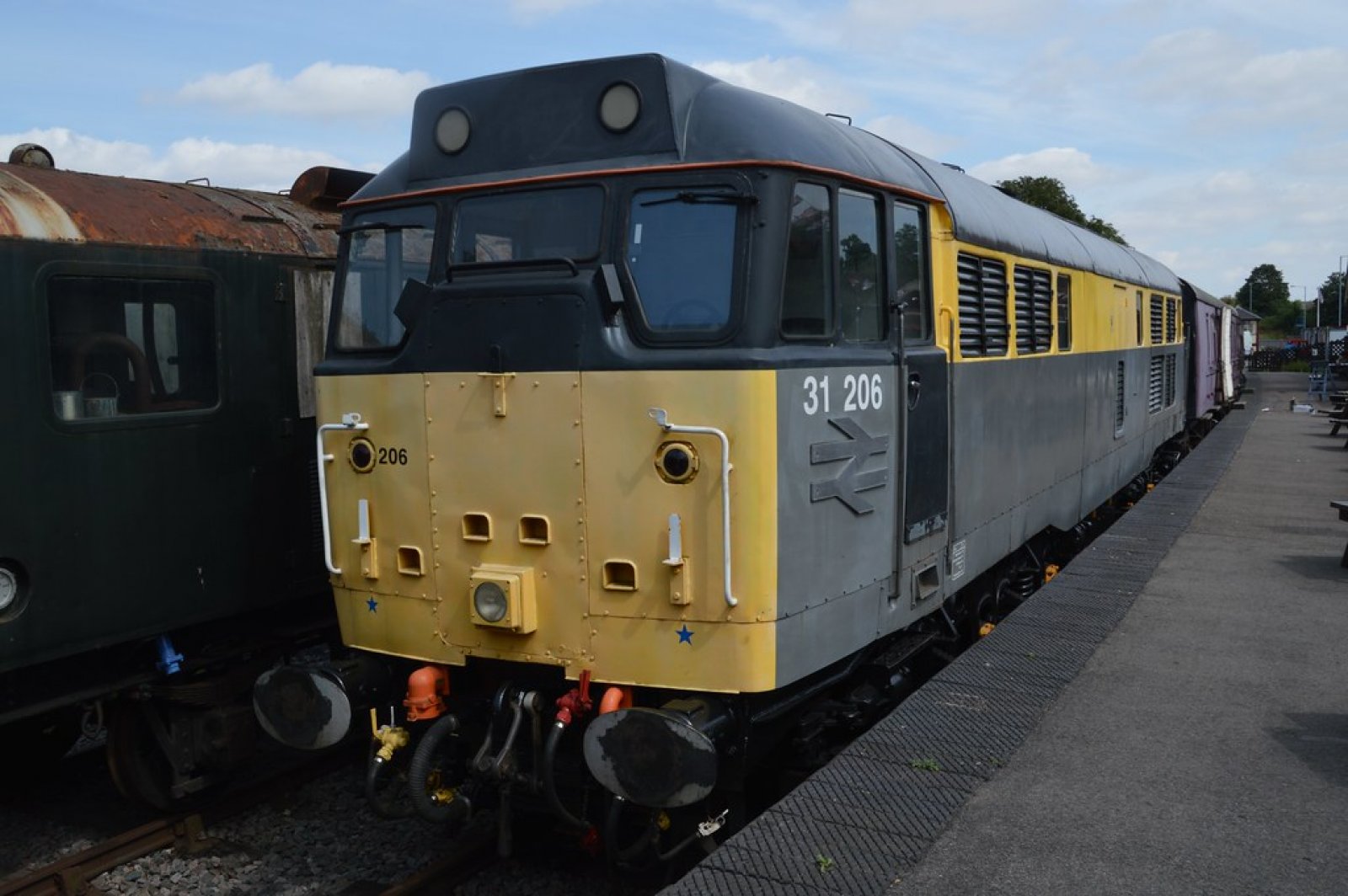 Photo of 31206 at Ecclesbourne Valley Railway, Rushden station ...
