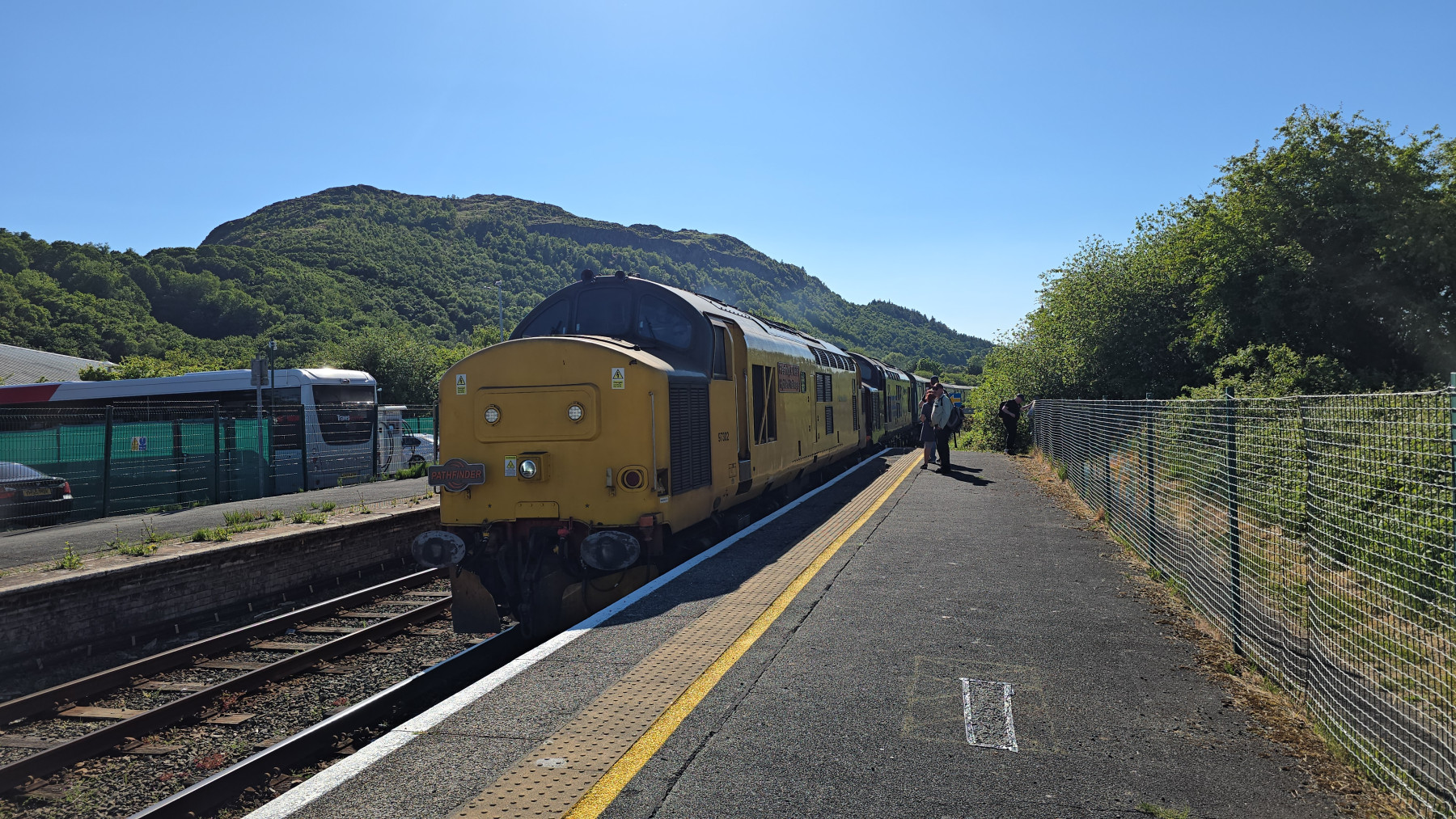 Photo of 97302 and 37685 at Porthmadog — trainlogger