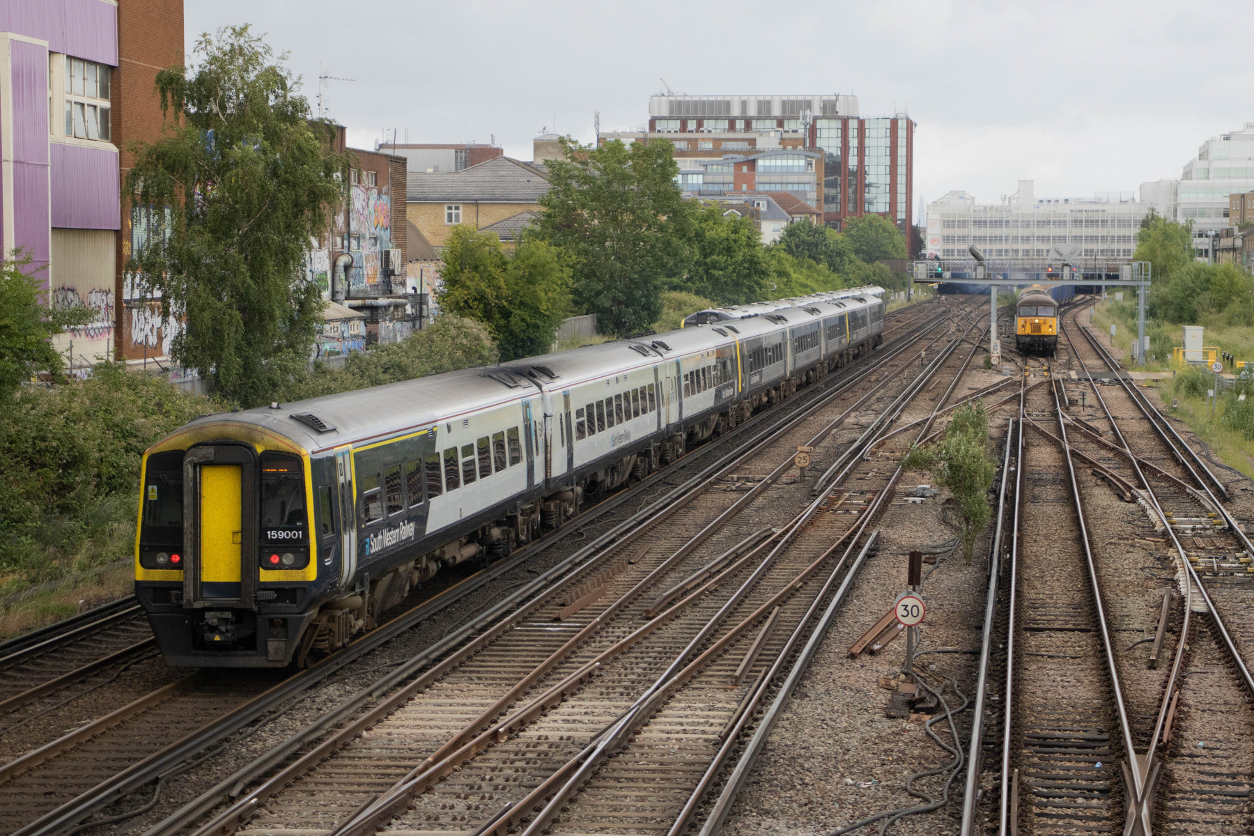 Photo of 159001 at Wimbledon West Junction — trainlogger