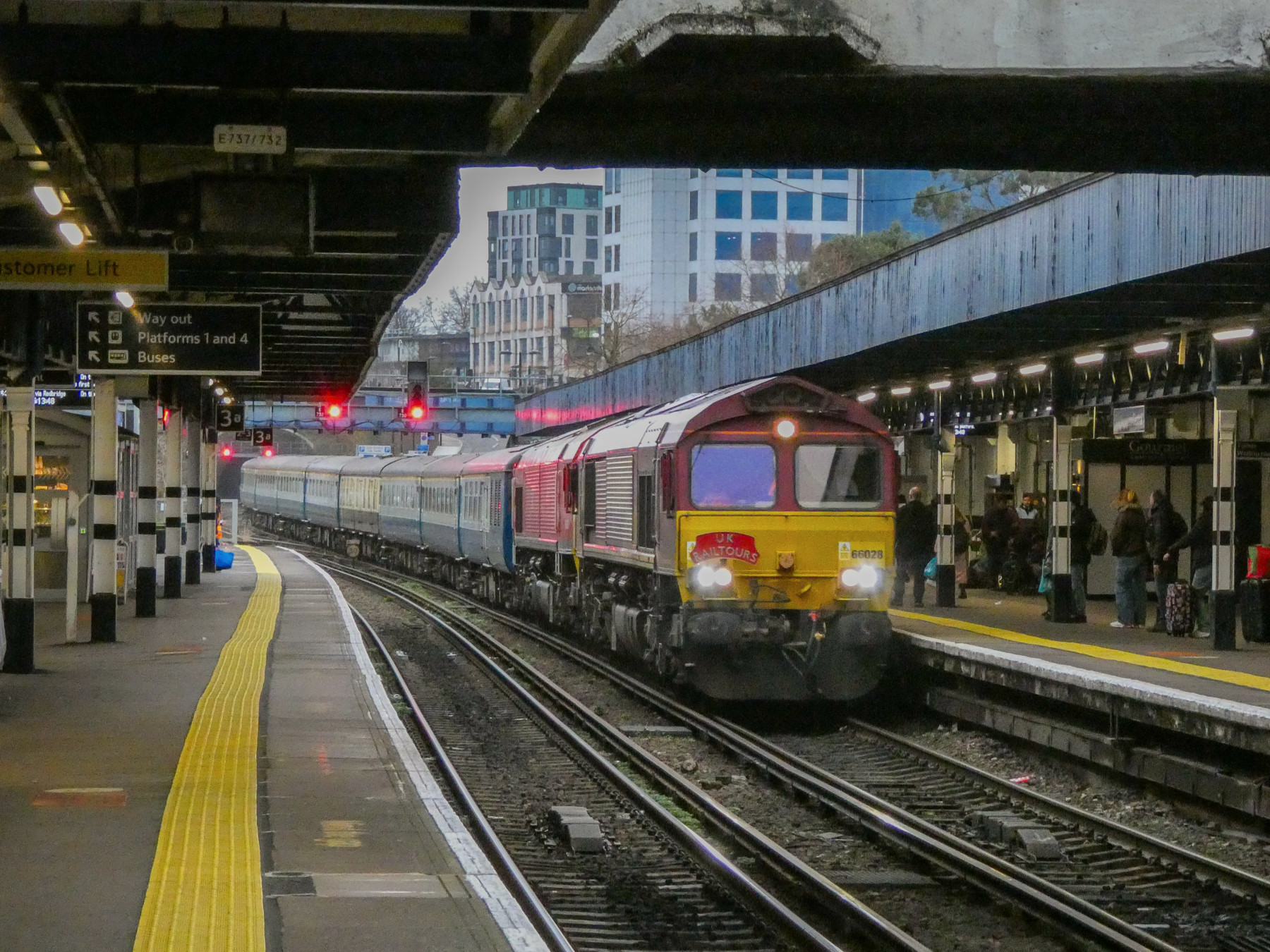Photo of 66028 at Southampton Central — trainlogger