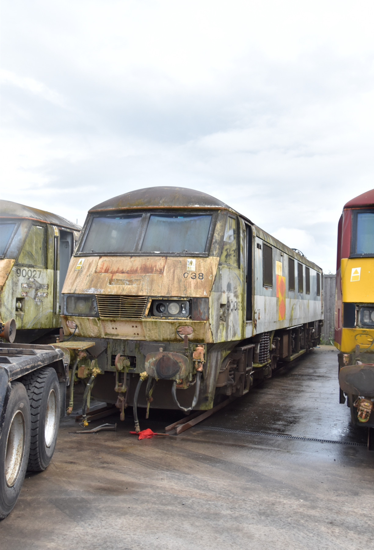 Photo of 90038 at Sandbach Car & Commercial Dismantlers — trainlogger