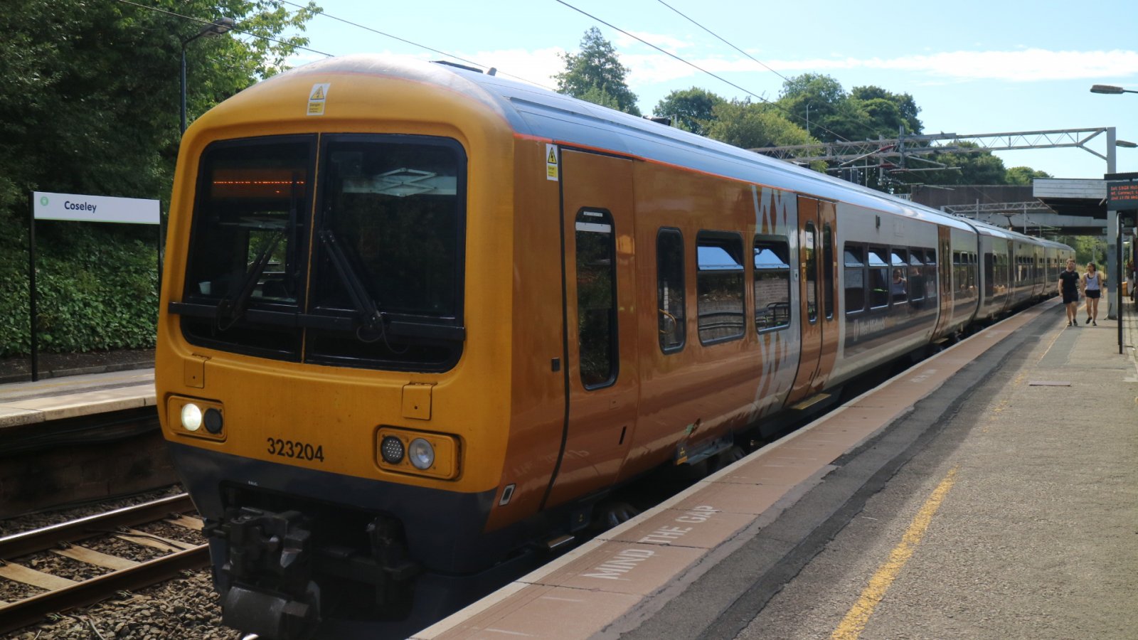 Photo of 323204 at Coseley — trainlogger