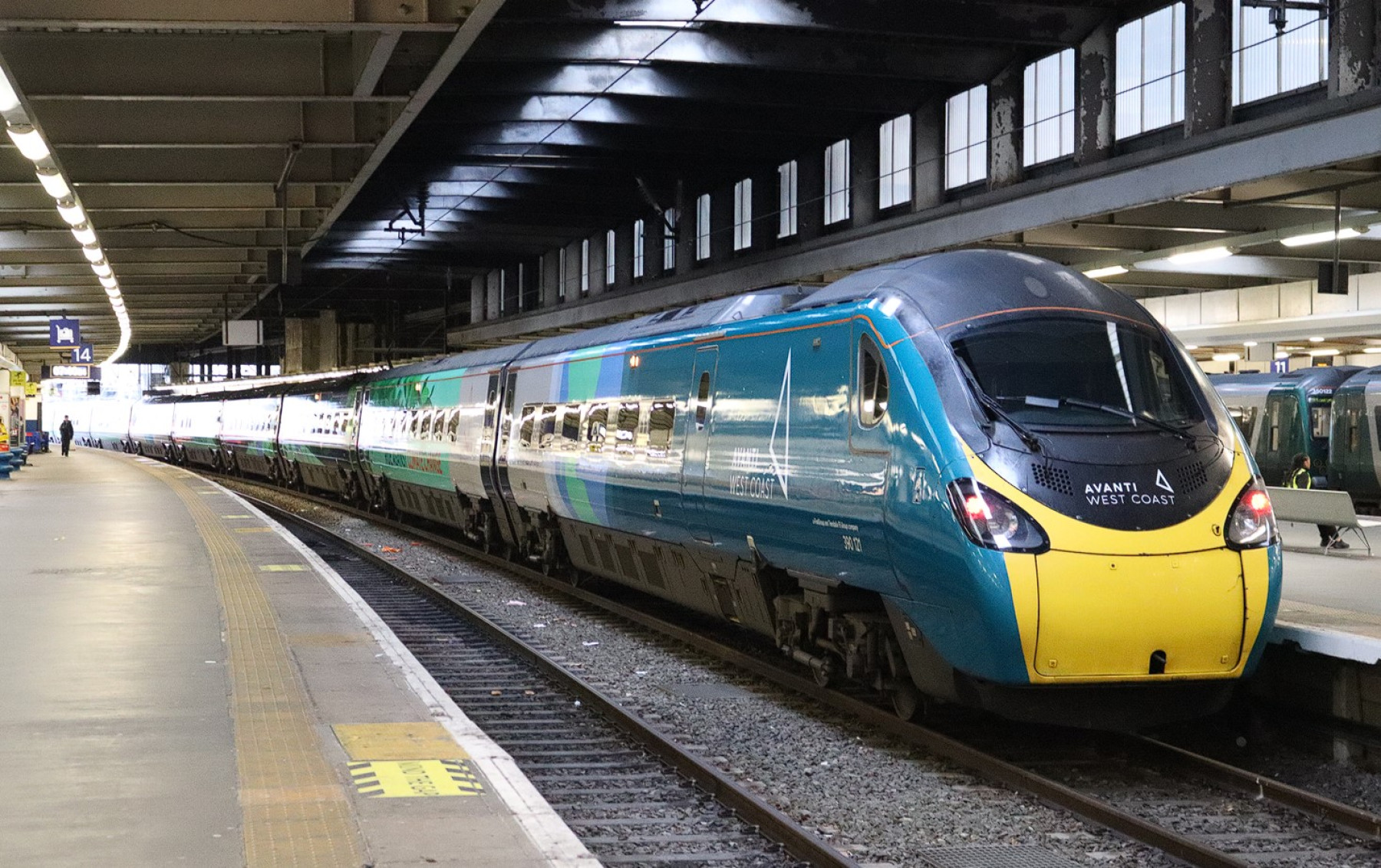 Photo of 390121 at London Euston — trainlogger