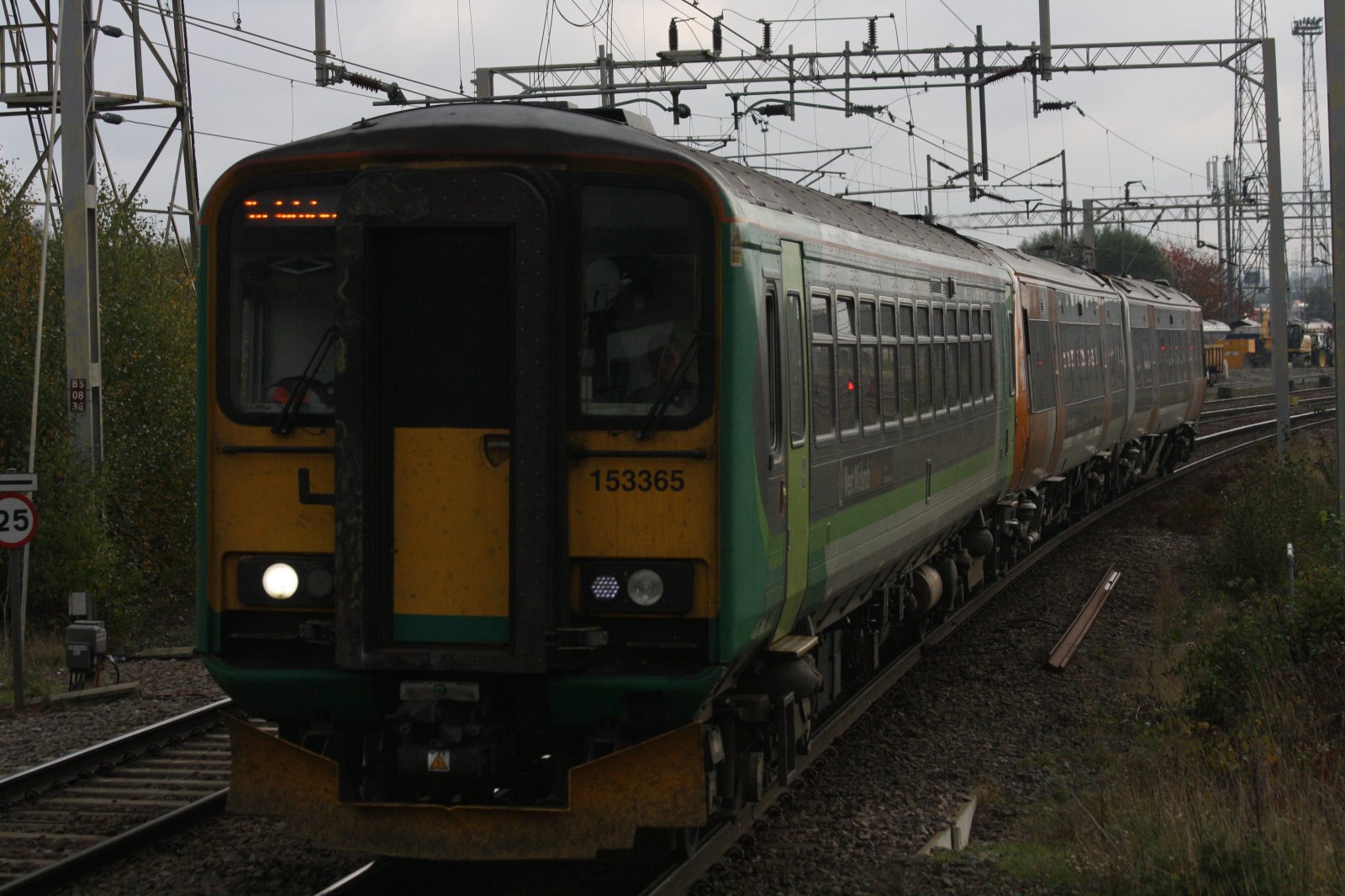 Photo of 153365 at Bescot Stadium — trainlogger