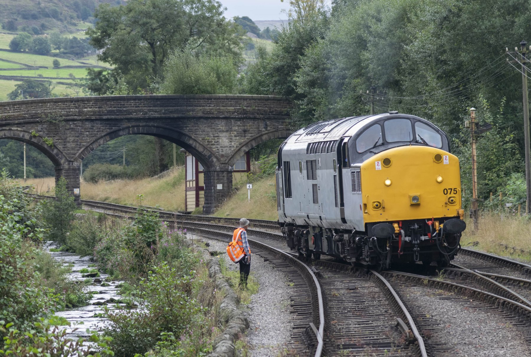 Photo of 37075 at Keighley & Worth Valley Railway - Haworth loop ...