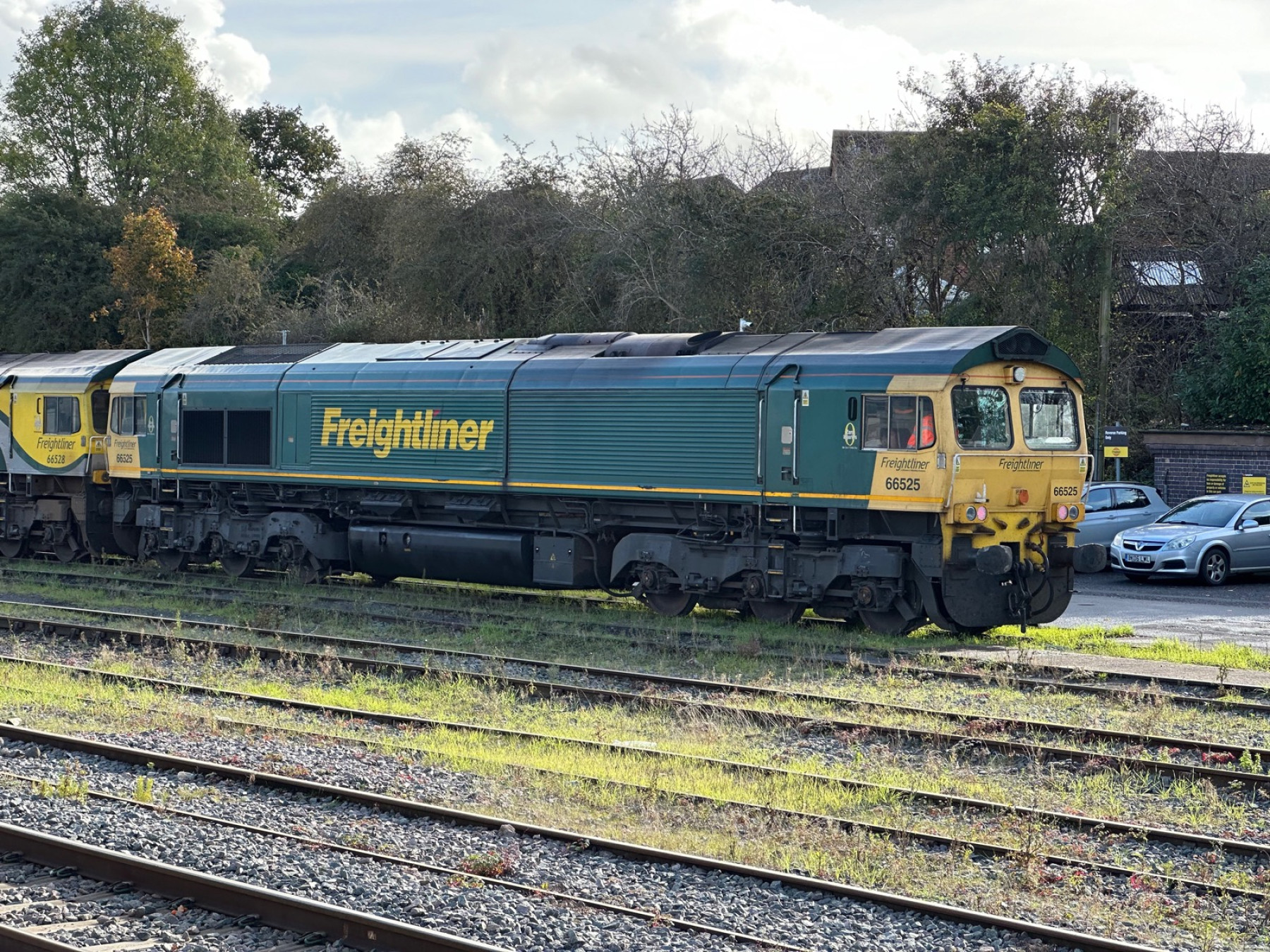 Photo of 66525 at Stoke Gifford Freightliner yard — trainlogger