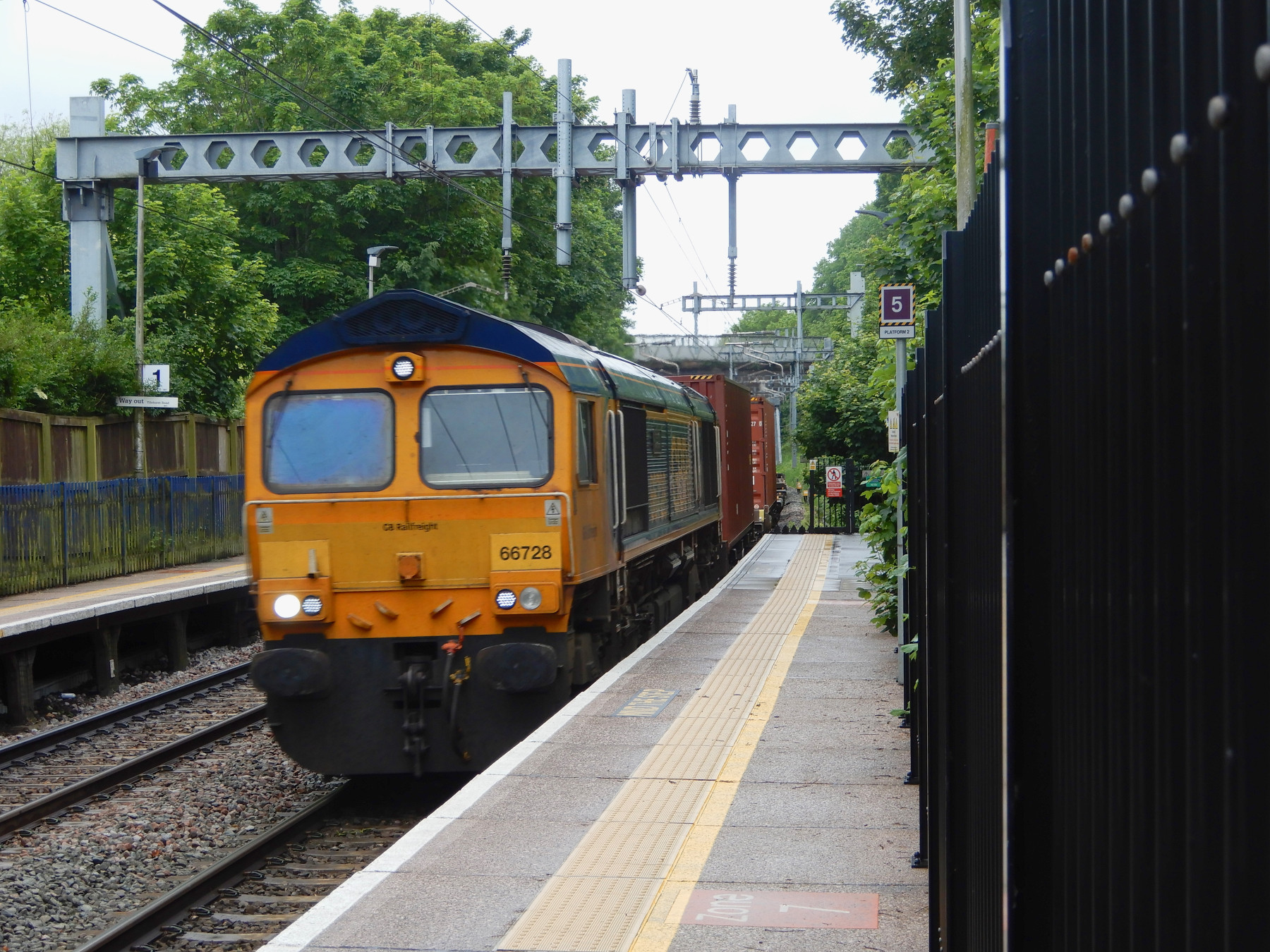 Photo of 66728 at Reading West — trainlogger