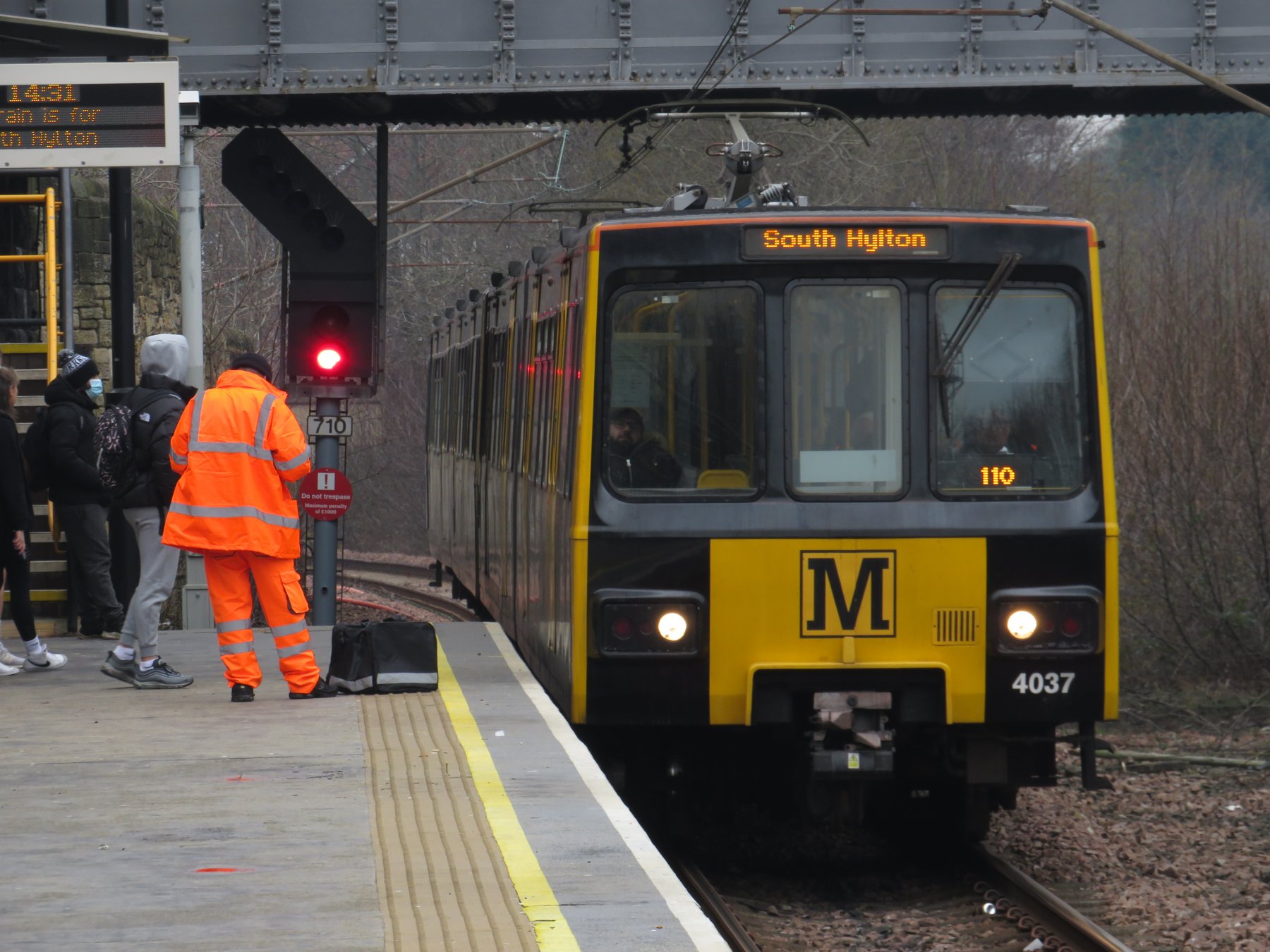 Photo of TW 4037 at Gateshead Stadium (Tyne & Wear Metro) — trainlogger