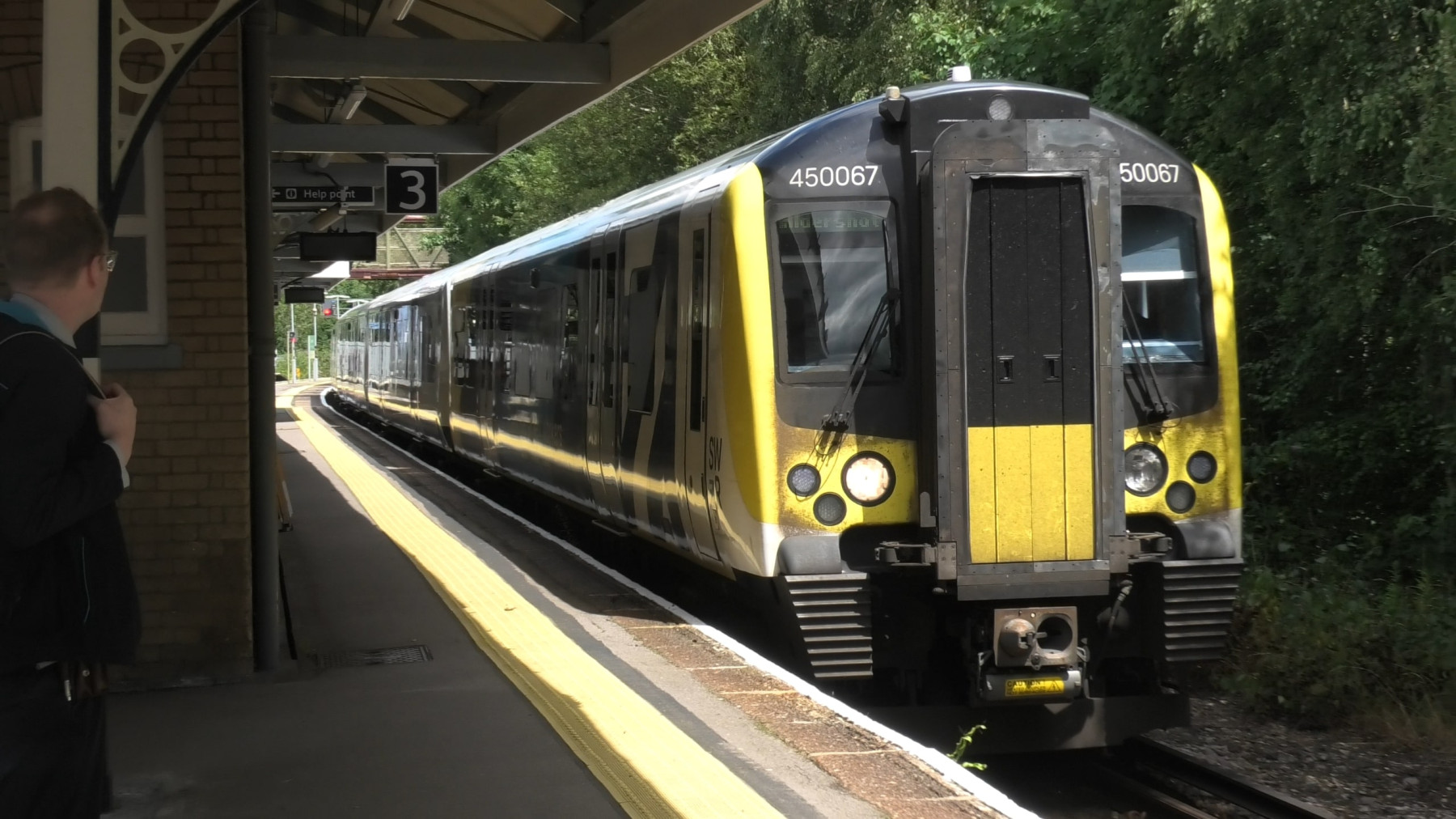 Photo of 450067 at Aldershot — trainlogger