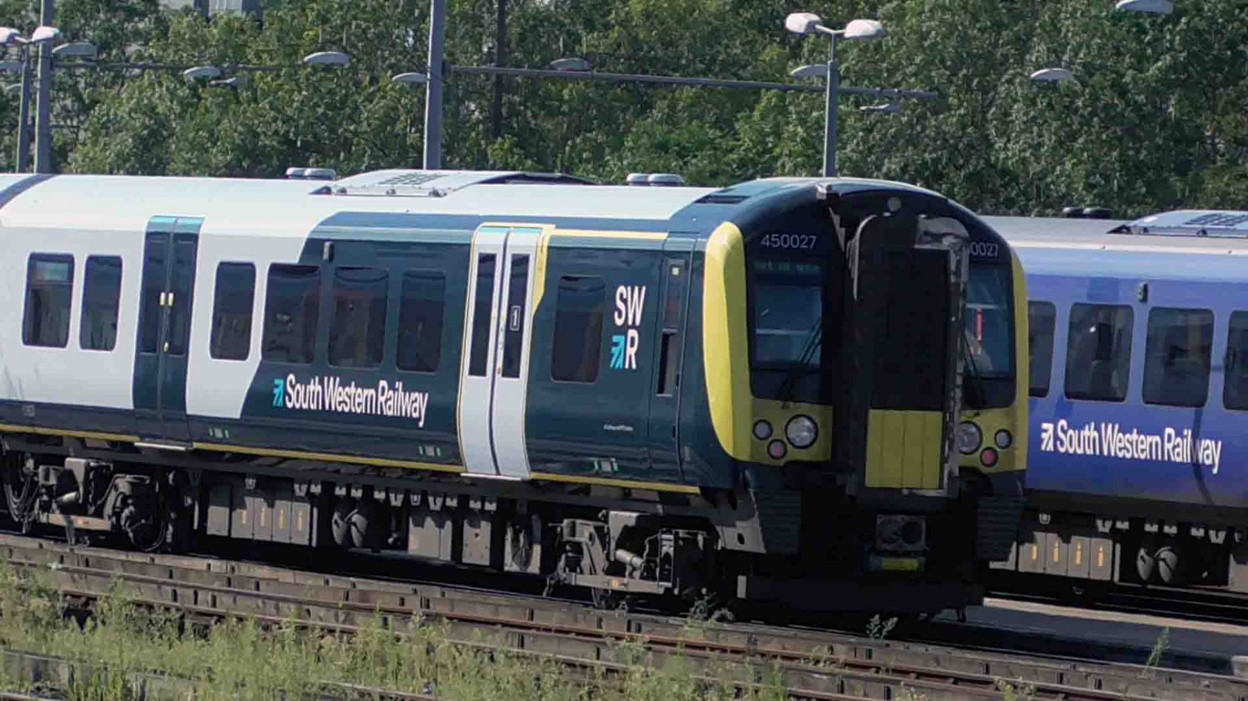 Photo of 450027 at Clapham Junction — trainlogger
