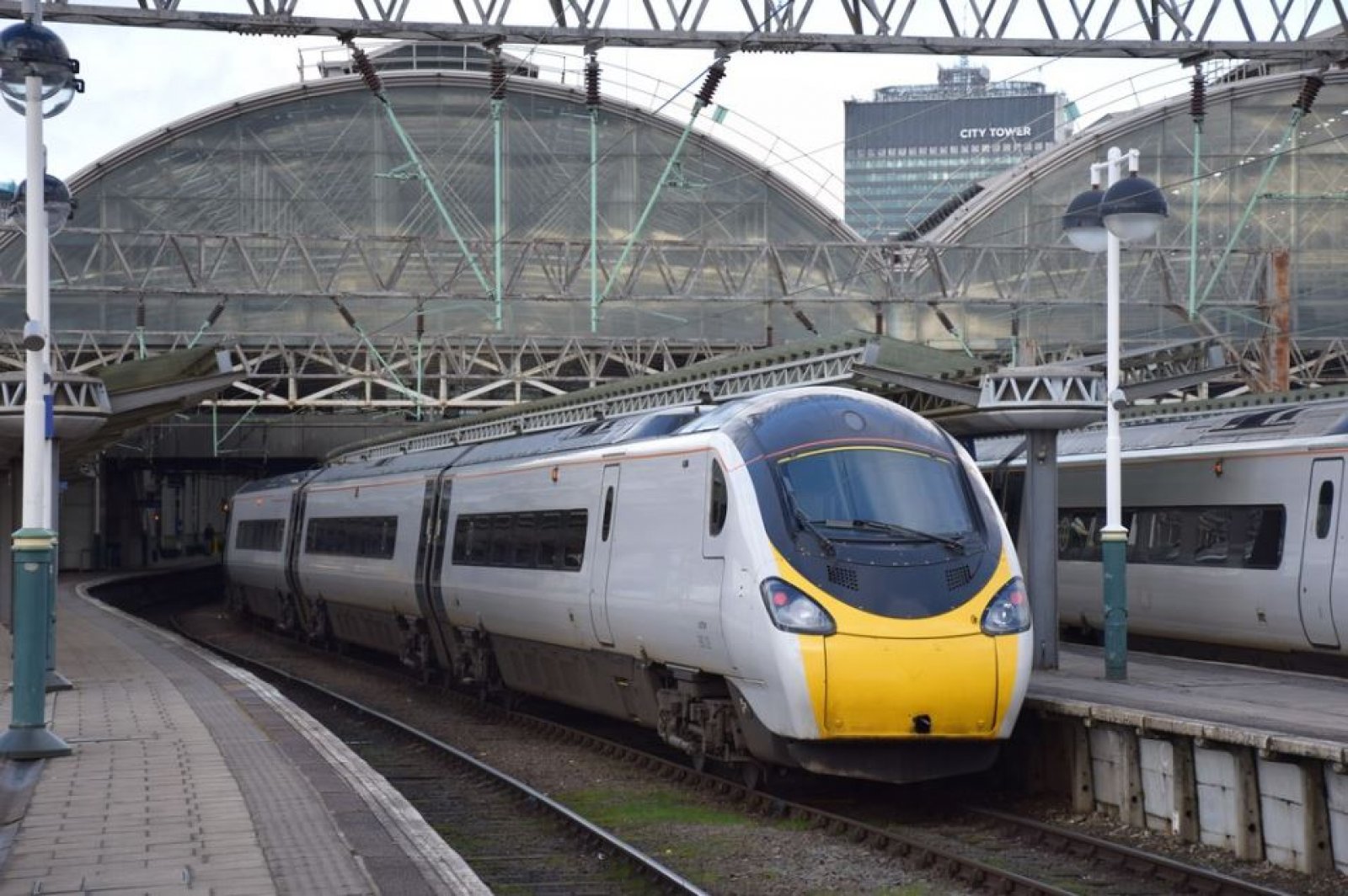 Photo of 390129 at Manchester Piccadilly — trainlogger