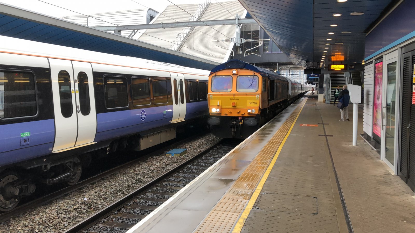 Photo of 66769 at Reading — trainlogger