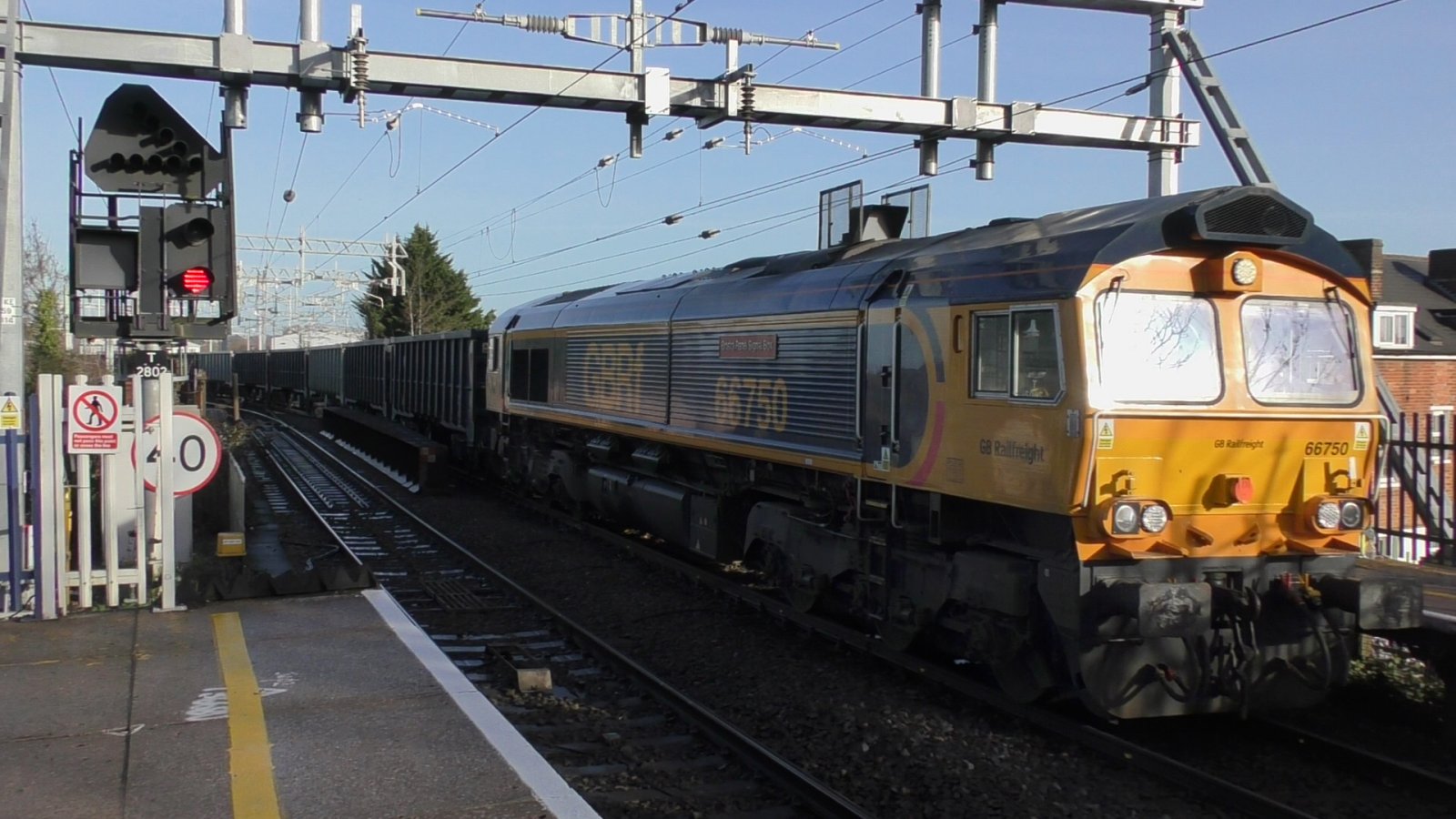 Photo of 66750 at Reading West — trainlogger