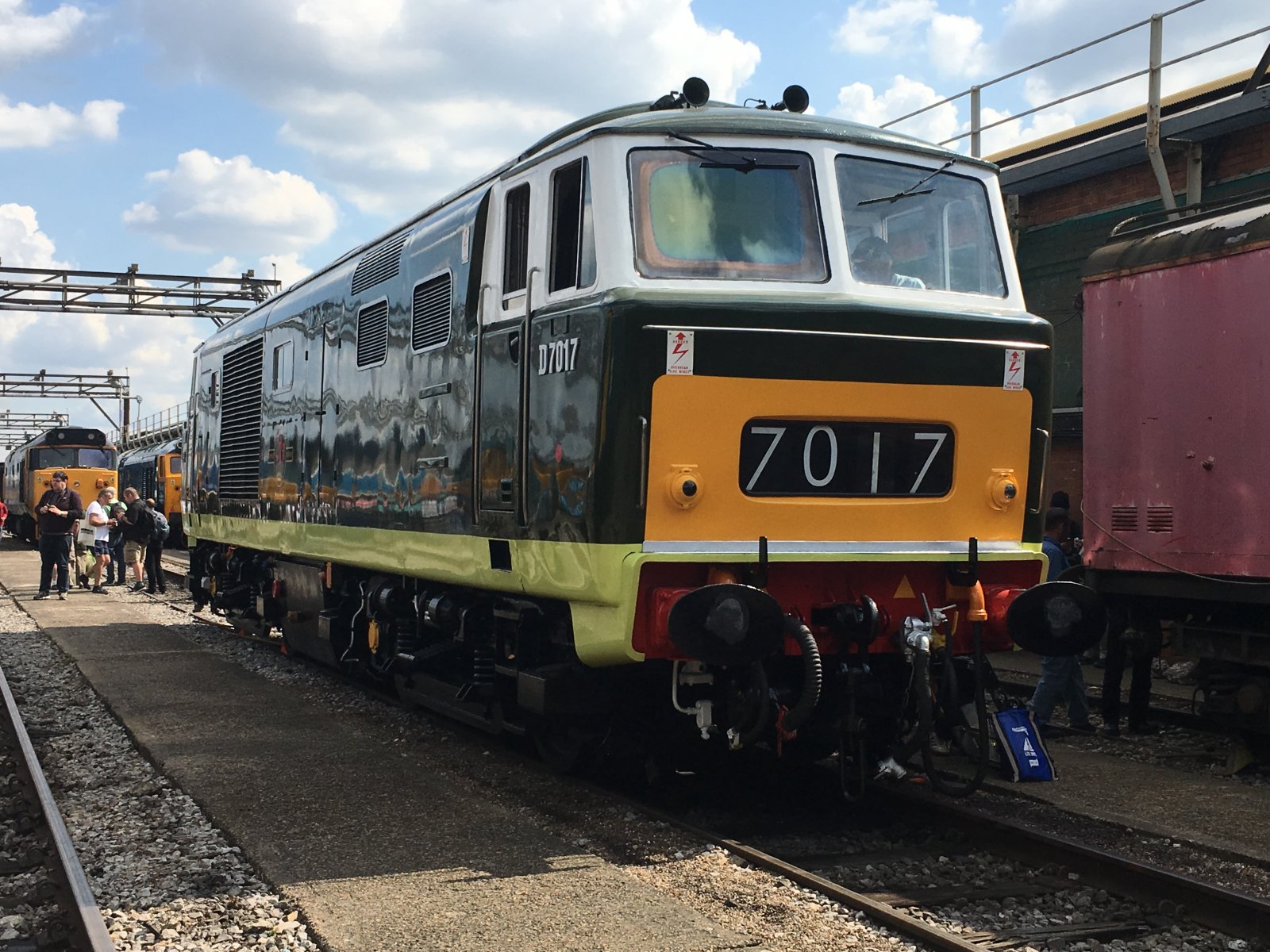 Photo of D7017 at Old Oak Common HST Depot — trainlogger