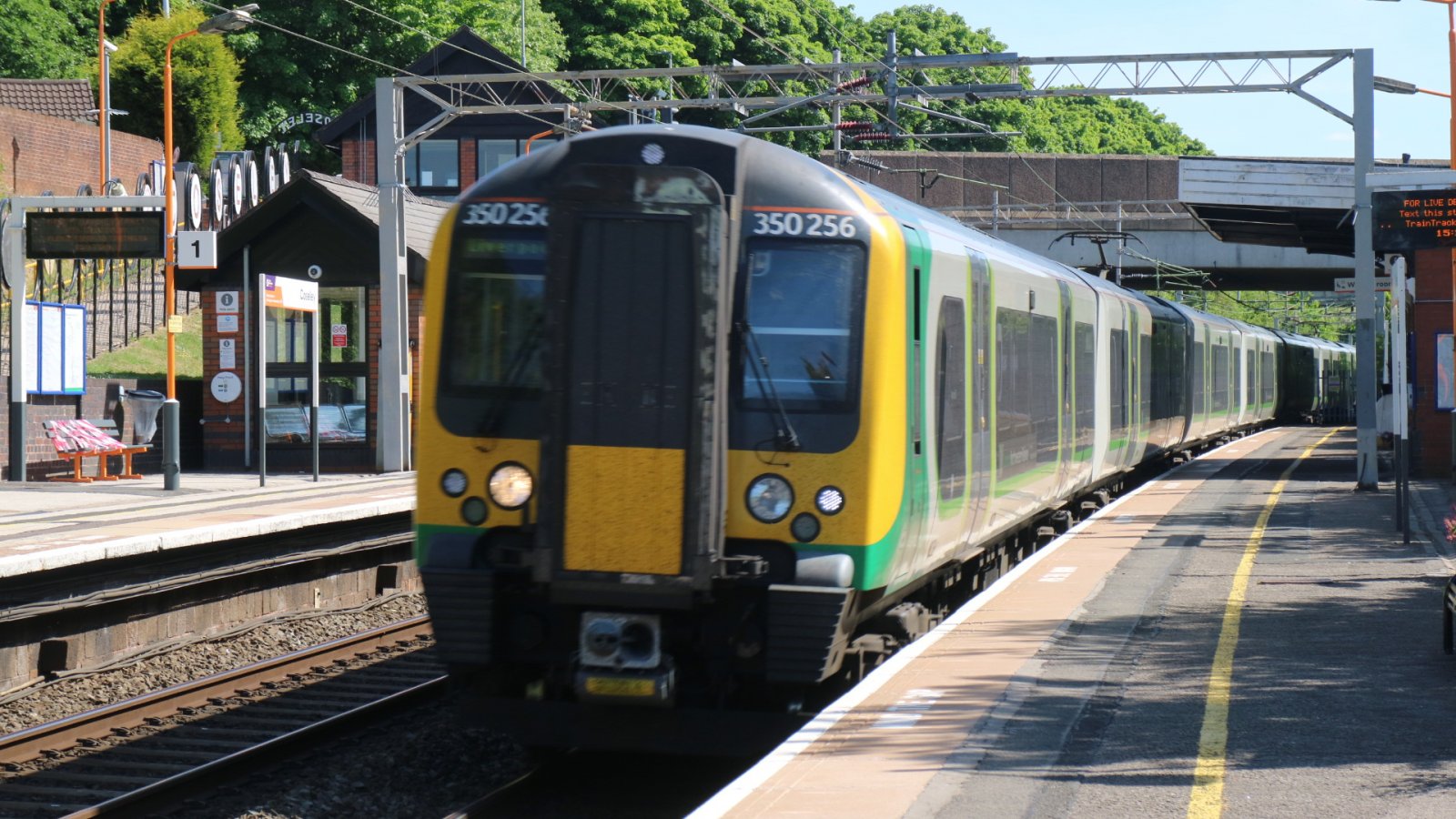 Photo of 350256 at Coseley — trainlogger