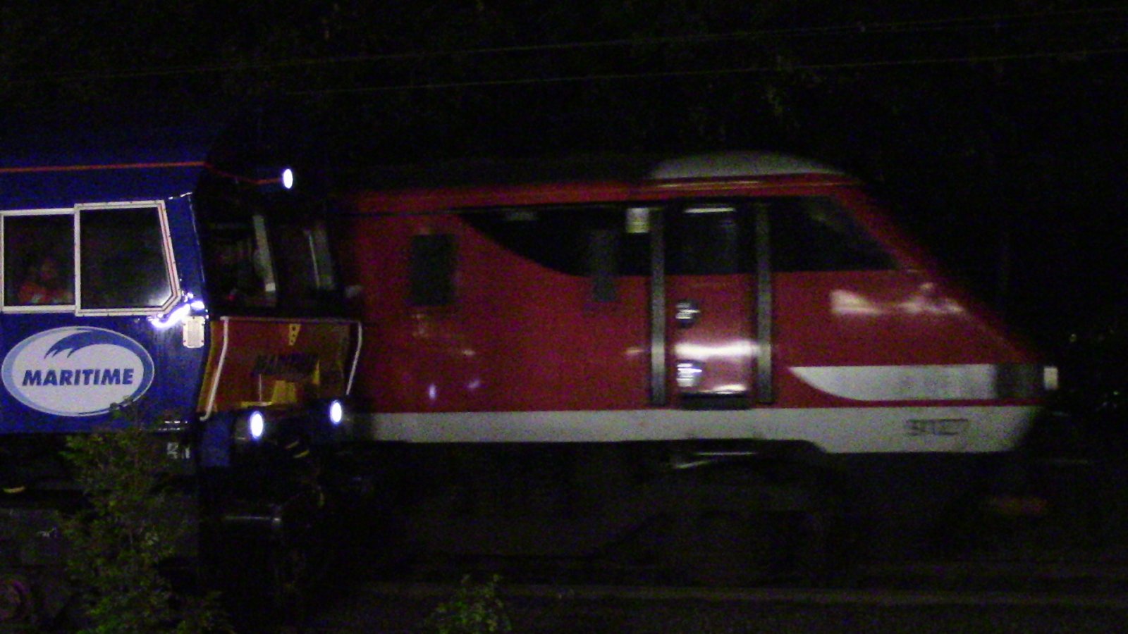 Photo of 91127 and 66727 at Wakefield Westgate — trainlogger