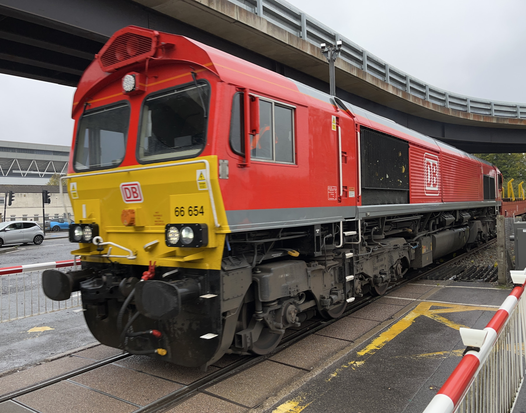Photo of 66654 at Bristol Ashton Gate Level Crossing — trainlogger