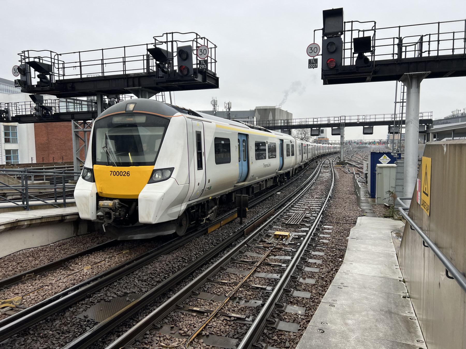 Photo of 700026 at London Bridge — trainlogger