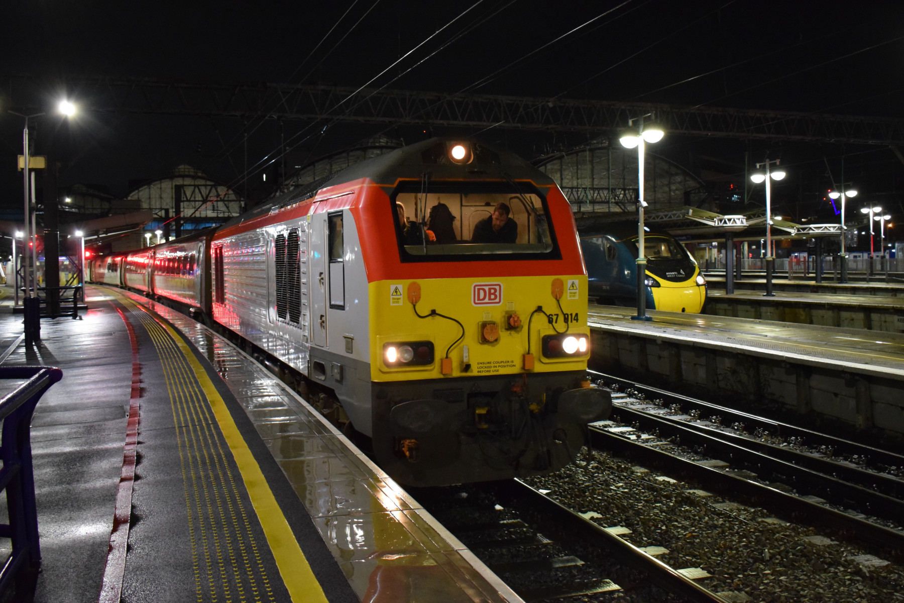 Photo of 67014 at Manchester Piccadilly — trainlogger