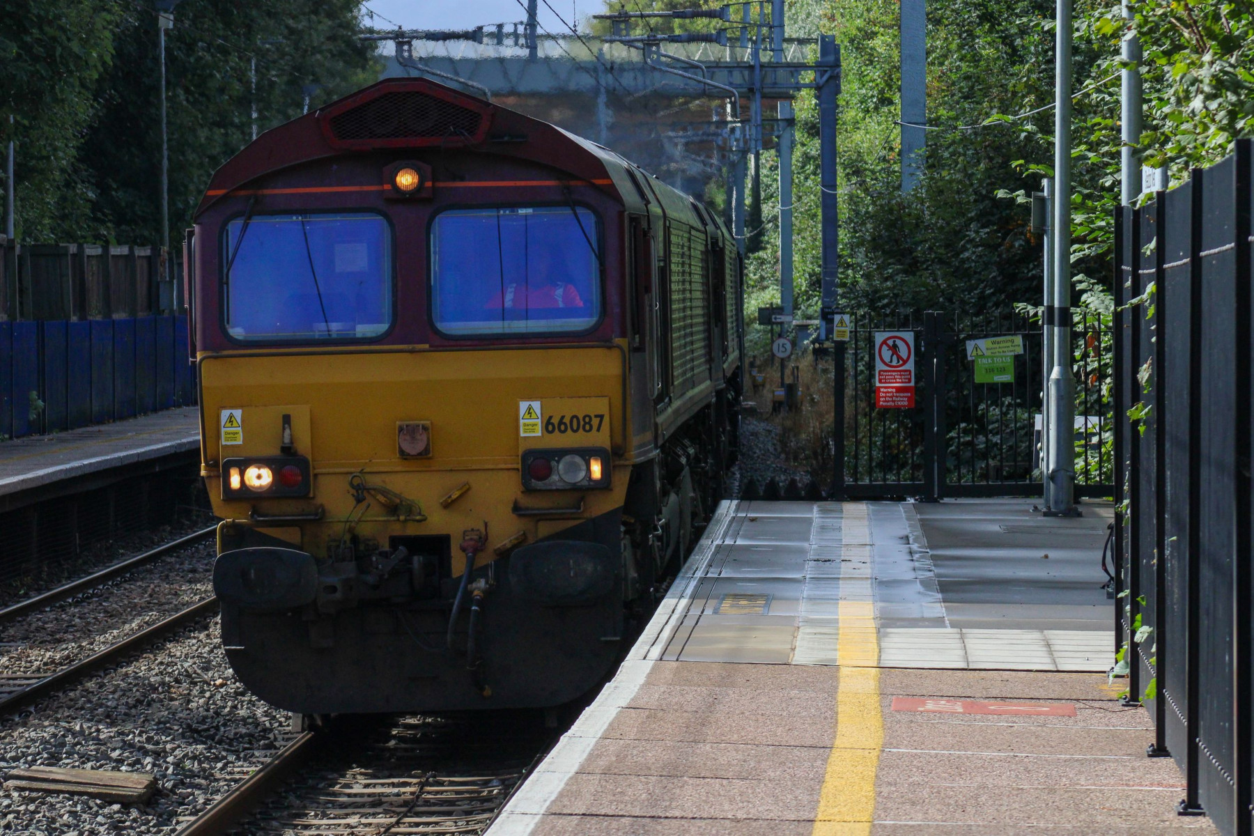 Photo of 66087 at Reading West — trainlogger