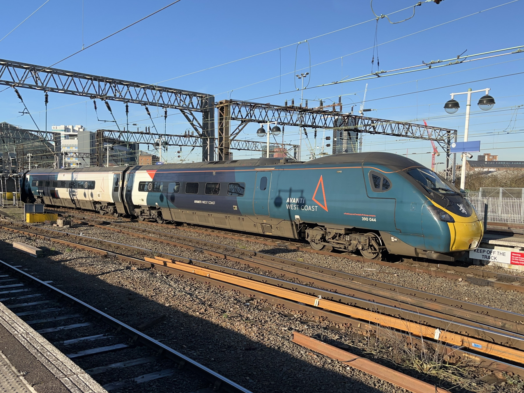 Photo of 390044 at Manchester Piccadilly — trainlogger