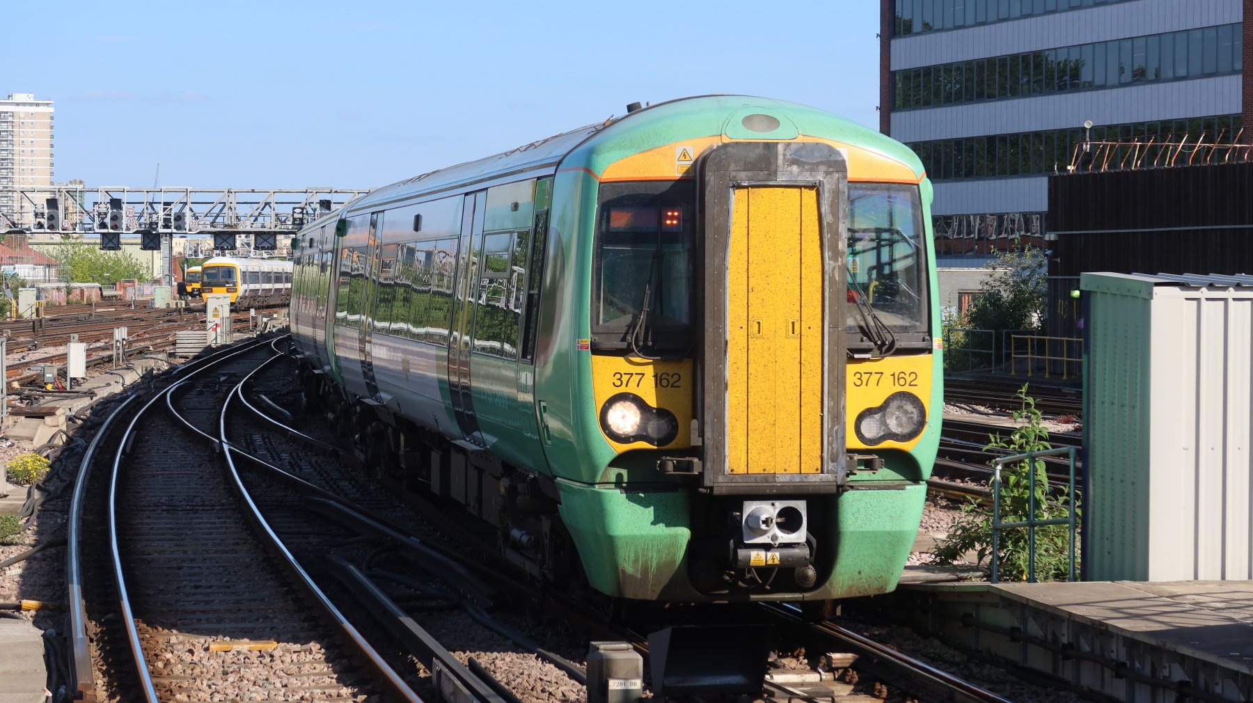 Photo of 377162 at London Bridge — trainlogger