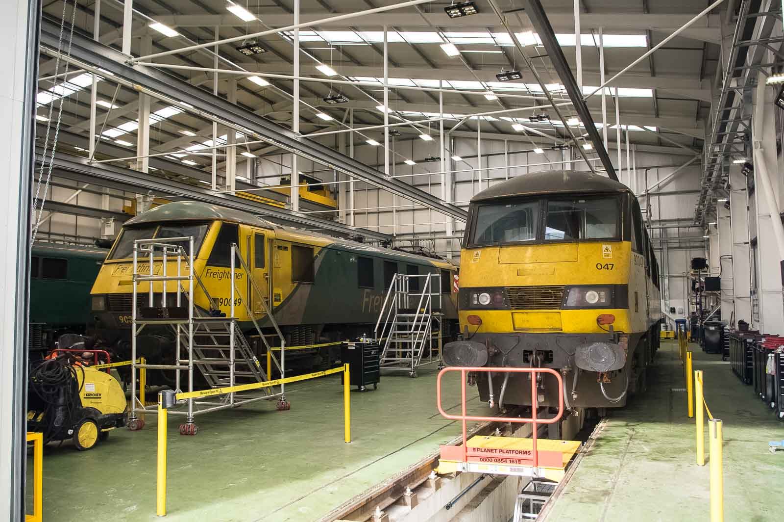 Photo of 90047 and 90049 at Crewe Basford Hall — trainlogger