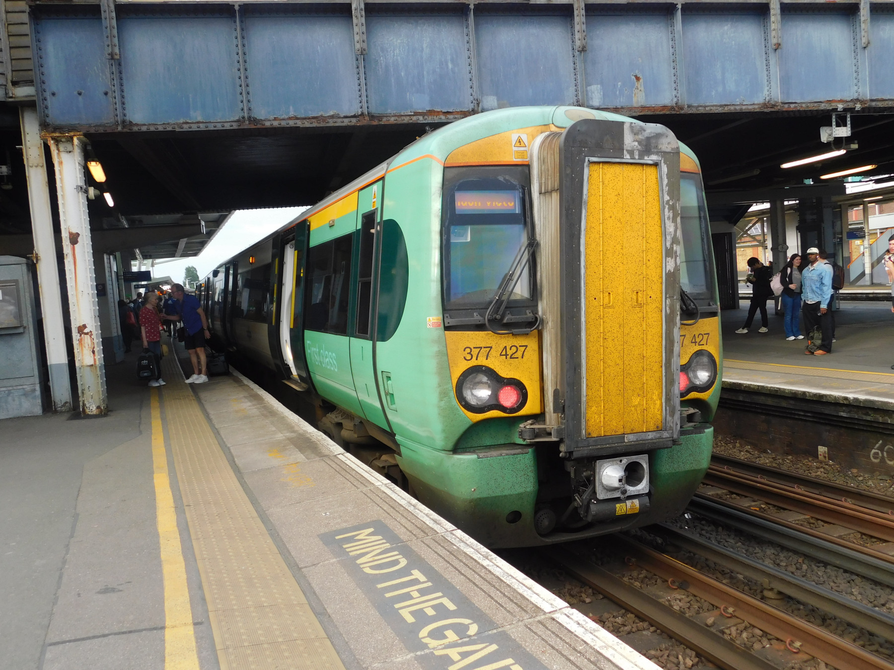Photo of 377427 at Clapham Junction — trainlogger
