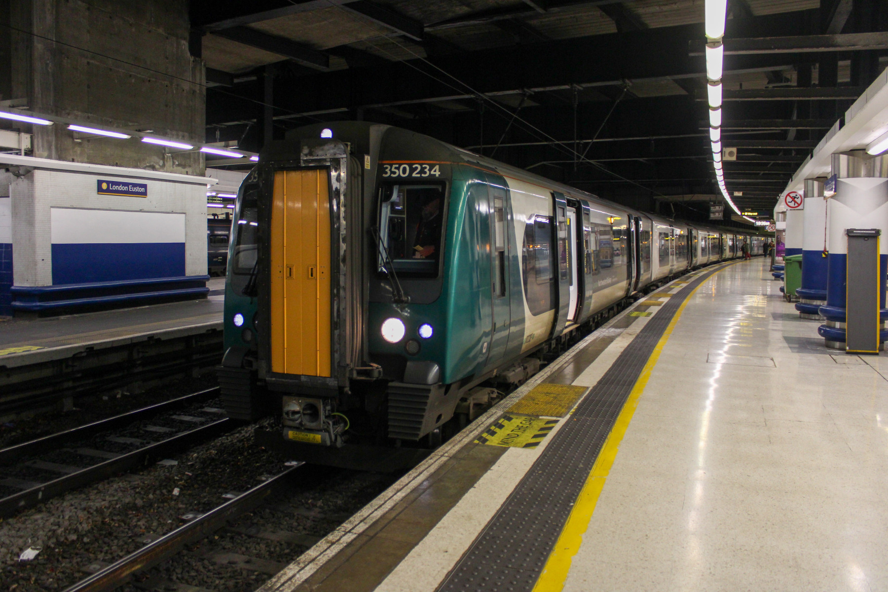 Photo of 350234 at London Euston — trainlogger