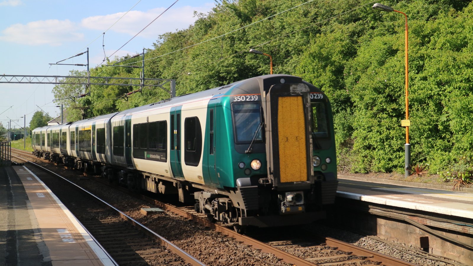 Photo of 350239 at Coseley — trainlogger